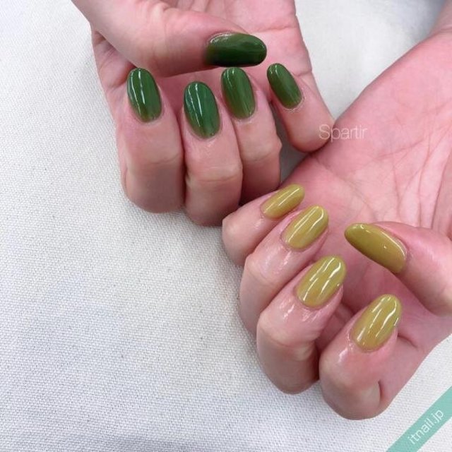写真 (2枚目) - ピスタチオカラーで作る秋冬のちぐはぐネイル♡おすすめデザイン～2022～ - LOCARI（ロカリ）