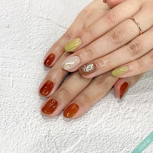 写真 (4枚目) - ピスタチオカラーで作る秋冬のちぐはぐネイル♡おすすめデザイン～2022～ - LOCARI（ロカリ）