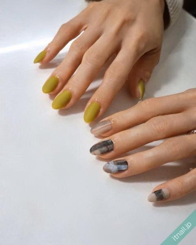 写真 (11枚目) - ピスタチオカラーで作る秋冬のちぐはぐネイル♡おすすめデザイン～2022～ - - LOCARI（ロカリ）