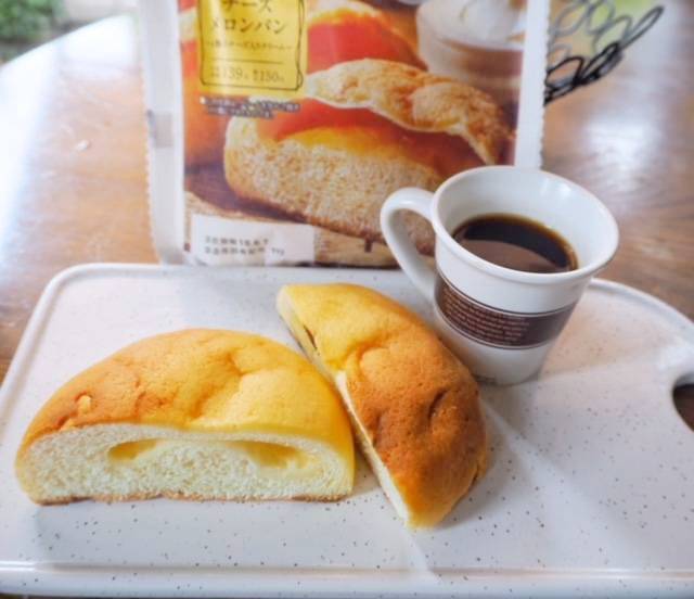 写真 (7枚目) - ほんのり塩気♪ ローソン「チーズメロンパン」はリベイクで香りUP！ - LOCARI（ロカリ）