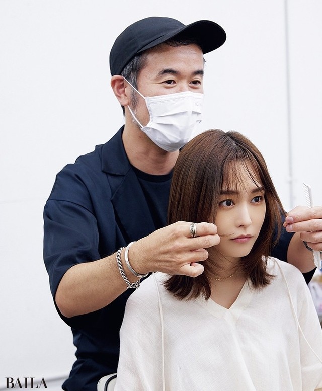 写真 (2枚目) - 桐谷美玲がヘアチェンジ！ より軽やかに、自分らしく。美玲ボブの舞台裏、ヘアカットに密着！ - LOCARI（ロカリ）