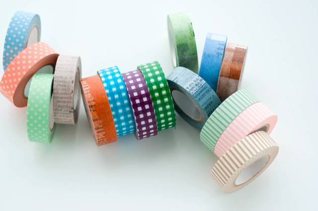 写真 (1枚目) - 画びょうで壁に穴を開けたくない…。知ってると便利！「壁や絵に穴を開けずに飾るワザ」 - LOCARI（ロカリ）