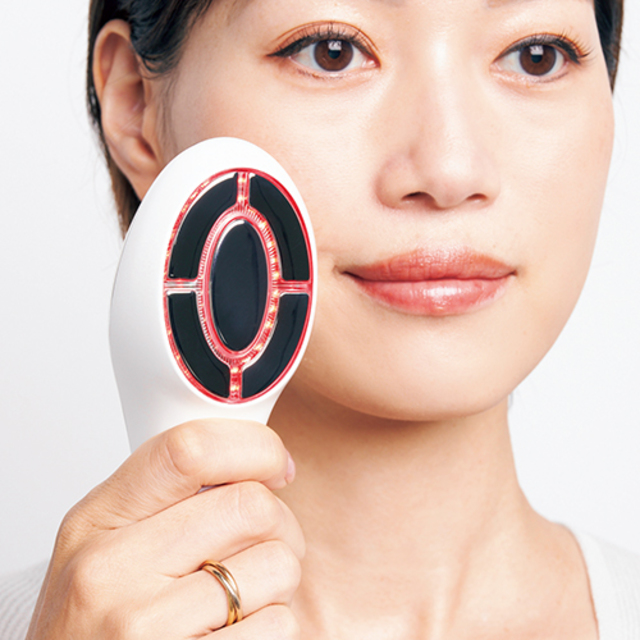 写真 (2枚目) - [IKKOさん監修]たった5分で美容医療級の効果がある美顔器って？ - - LOCARI（ロカリ）