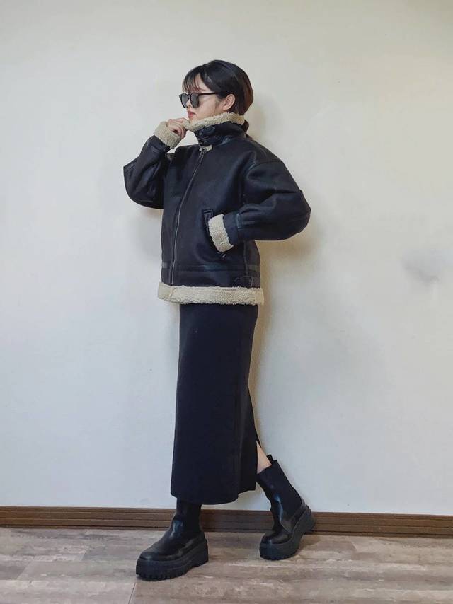 写真 (2枚目) - 色っぽすぎる……。いい女に学ぶ[ユニクロスカート]の晩秋コーデ5選 - LOCARI（ロカリ）