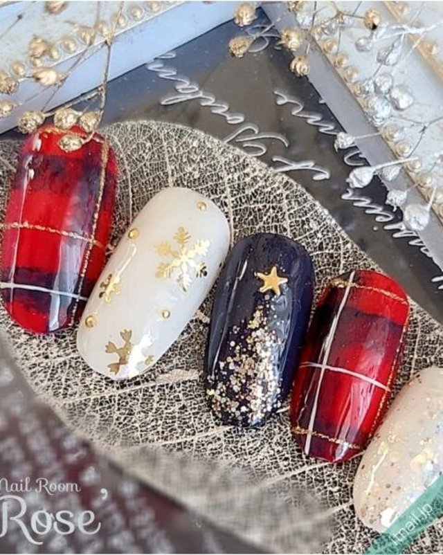 写真 (4枚目) - 《ブルべ冬》さんにおすすめの冬ネイル10選♡贅沢な輝きで華やかに！ - LOCARI（ロカリ）