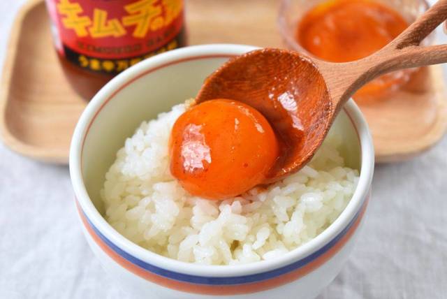 究極のTKG「卵黄のキムチ漬け」レシピ。ひと晩かけてねっとり辛うま！ - LOCARI（ロカリ）