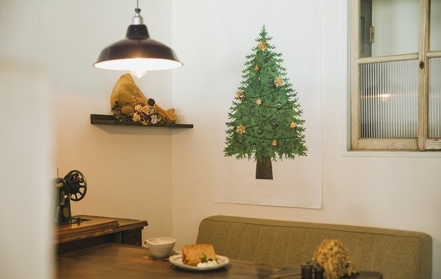 写真 (1枚目) - 貼る・吊るすだけでクリスマス気分！玄関＆部屋に飾りたいお洒落インテリア7選 - LOCARI（ロカリ）