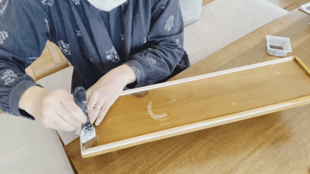 写真 (3枚目) - くたびれたシェルフを「モザイクタイル」でリメイク♪100均の目地材で簡単DIY - LOCARI（ロカリ）