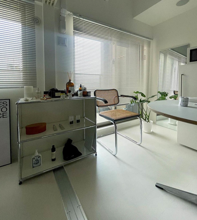 写真 (4枚目) - モノトーンのデザイナーズ家具で、無機質で上質な空間をつくる。一人暮らしの1DKインテリア - LOCARI（ロカリ）