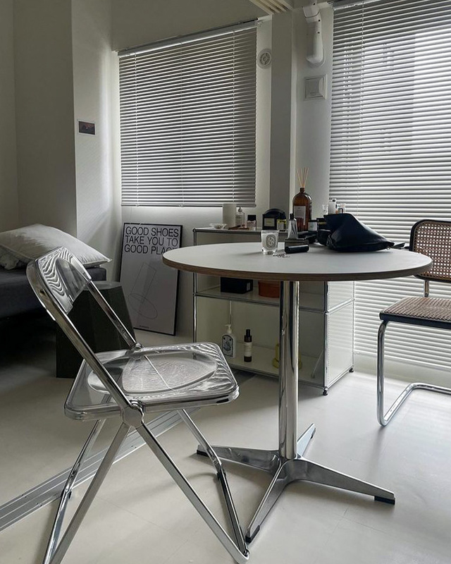 写真 (5枚目) - モノトーンのデザイナーズ家具で、無機質で上質な空間をつくる。一人暮らしの1DKインテリア - LOCARI（ロカリ）