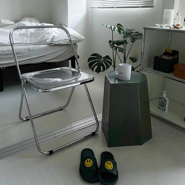 写真 (6枚目) - モノトーンのデザイナーズ家具で、無機質で上質な空間をつくる。一人暮らしの1DKインテリア - LOCARI（ロカリ）