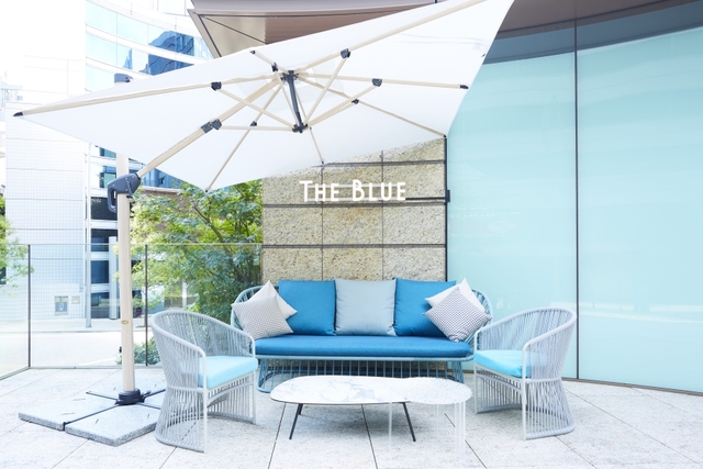 写真 (1枚目) - 日比谷「THE BLUE」は高級感漂うブルーの空間！青いケーキや食事で上質な時間を - LOCARI（ロカリ）