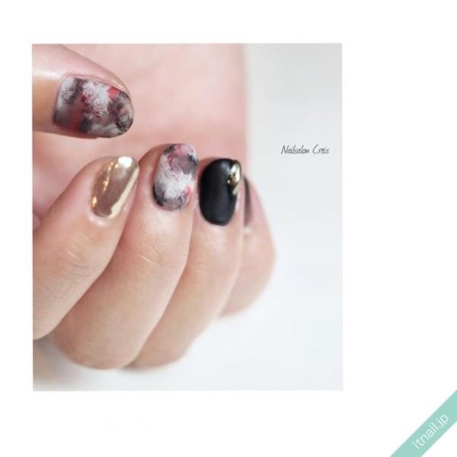 写真 (5枚目) - おしゃれな“もやもやネイル”でニュアンス感GET♡人気デザイン10選 - LOCARI（ロカリ）