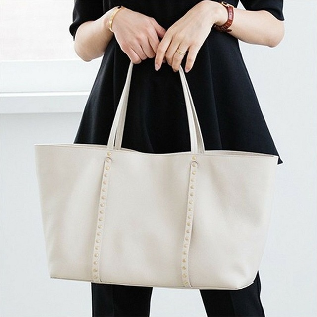 写真 (1枚目) - かっちりスタイルにキマる♡A4サイズの上品トートバッグ5選 - LOCARI（ロカリ）