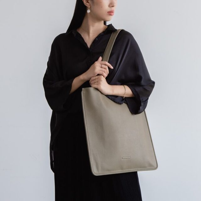 写真 (5枚目) - かっちりスタイルにキマる♡A4サイズの上品トートバッグ5選 - LOCARI（ロカリ）