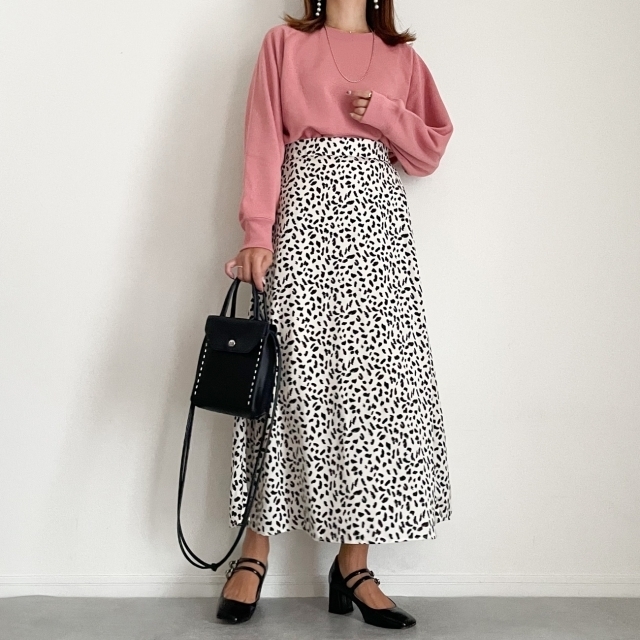 写真 (3枚目) - どこが残念か分かる？「春色スウェット」は着こなしだけでこんなに変わる！NG＆OKコーデ - LOCARI（ロカリ）