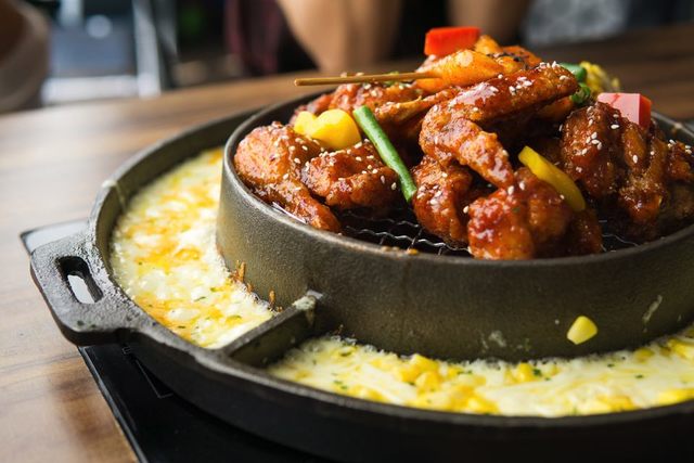 写真 (1枚目) - 夏野菜とも相性抜群！macaroni考案「鶏もも肉」のレシピ7選 - LOCARI（ロカリ）