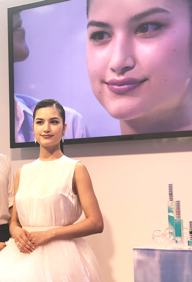 写真 (2枚目) - 重ね塗りでニュアンスチェンジ♡光の反射で表情を彩る「ホログラリップ」 - LOCARI（ロカリ）