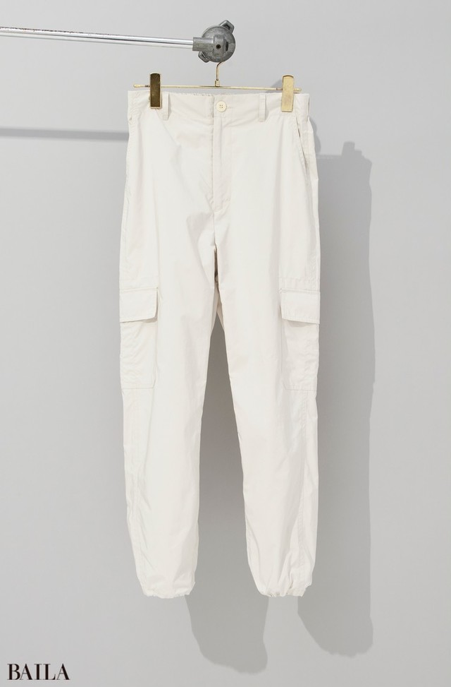 写真 (3枚目) - [2023春トレンド]大注目「女っぽカーゴパンツ」で働く大人のきれいめスタイルが変わる！ - LOCARI（ロカリ）