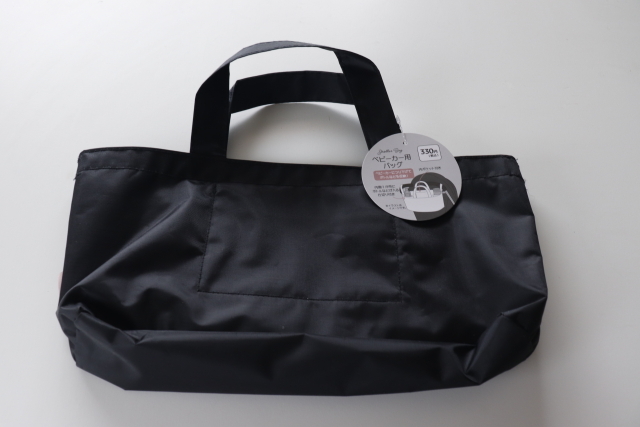 写真 (1枚目) - ダイソーのバッグの中身を見てみると…？地味に見えて機能的！300円の黒バックの正体とは？ - LOCARI（ロカリ）