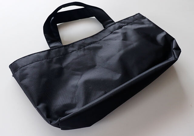 写真 (3枚目) - ダイソーのバッグの中身を見てみると…？地味に見えて機能的！300円の黒バックの正体とは？ - LOCARI（ロカリ）