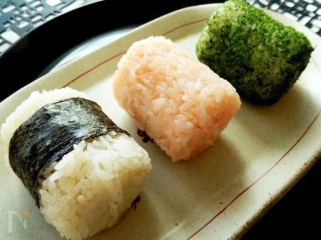 写真 (3枚目) - 夏場でもOKなコツも！生・焼き別「明太子おにぎり」レシピ10選 - LOCARI（ロカリ）