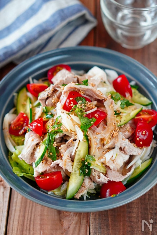 写真 (1枚目) - 野菜がもりもり食べられる！栄養満点「ごちそうサラダ」12選 - LOCARI（ロカリ）