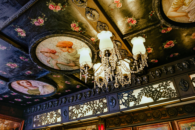 写真 (1枚目) - まるで小さな美術館！花街の香り残る、創業65年の下町のレトロ喫茶へ - - LOCARI（ロカリ）