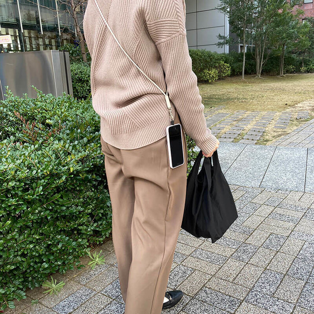 写真 (4枚目) - 正直、もう手放せない…！「手ぶらが叶う」「2WAYで超万能」スマホ便利系リアル使用レポ - - LOCARI（ロカリ）