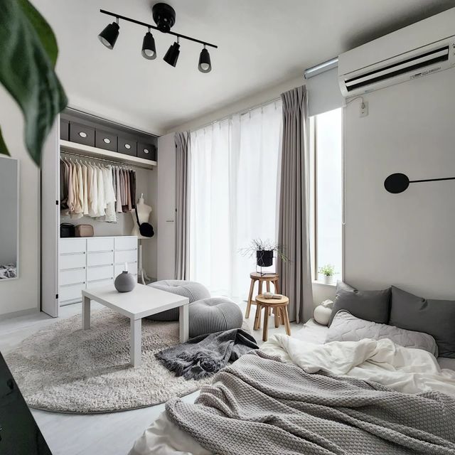 写真 (2枚目) - 美しい収納のある1DK。モノトーンに温かみをプラスした一人暮らしのインテリア - LOCARI（ロカリ）