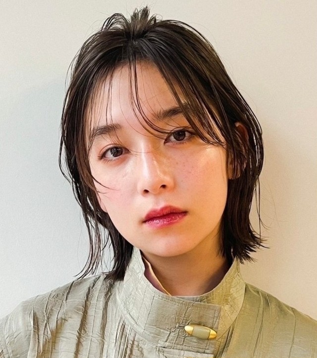 写真 (1枚目) - [30代・40代に似合う髪型]髪のボリュームUPをねらう！ 大人のレイヤーボブスタイル - LOCARI（ロカリ）