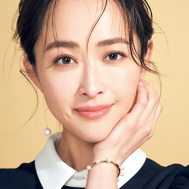 写真 (1枚目) - 40代のまとめ髪、若作りに見せないコツは耳元にあった！ - LOCARI（ロカリ）