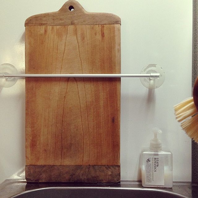 写真 (7枚目) - まな板の収納アイデア20選！賃貸でもできる100均DIYも - LOCARI（ロカリ）