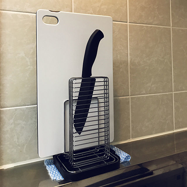 写真 (9枚目) - まな板の収納アイデア20選！賃貸でもできる100均DIYも - LOCARI（ロカリ） - LOCARI（ロカリ）