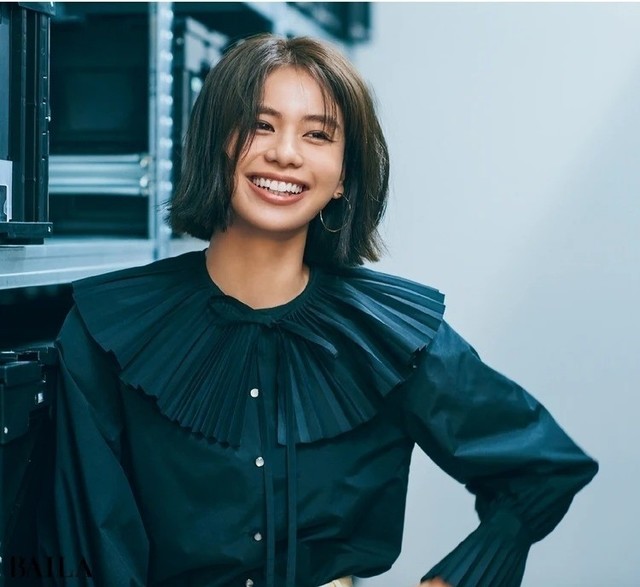 写真 (15枚目) - [2023春夏トレンドブラウスまとめ]白・黒・きれい色まで19枚19コーデを一挙公開！ - LOCARI（ロカリ）